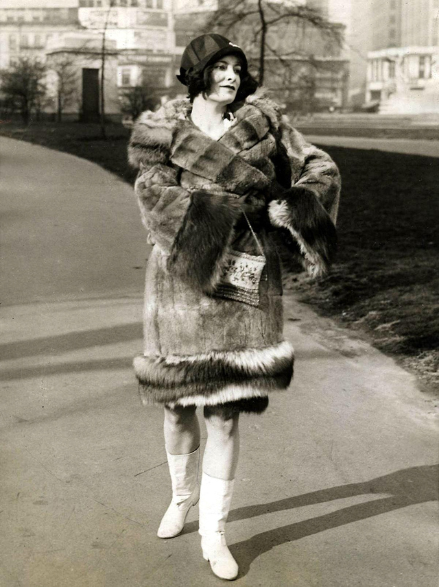 The Jazz Age Fashion: 44 Charming Snapshots of Women in Coats During ...