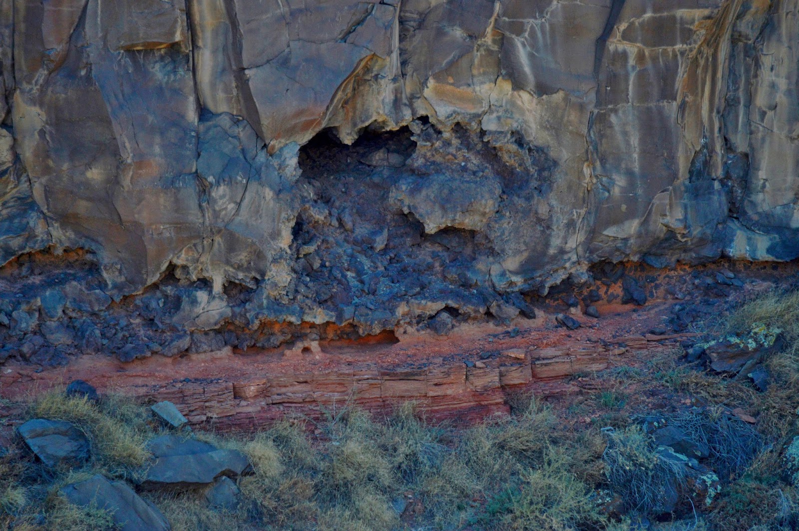 Mark Thomas - Geology: LAVA TUBES AND PITS