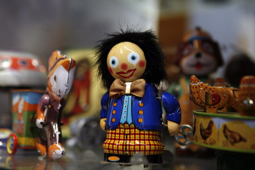 Pop Circus: "Oh, boy! Tin toys!"