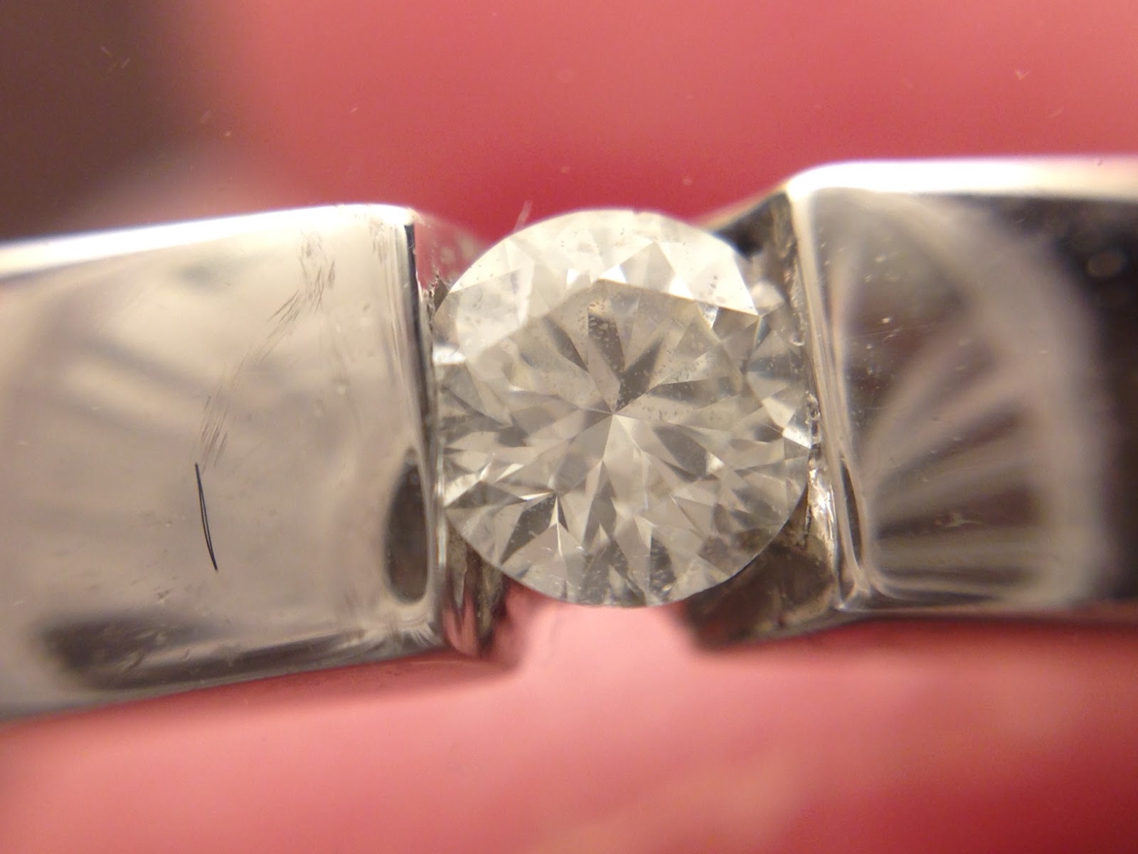 Microscopy-Pictures: Diamond ring under the microscope