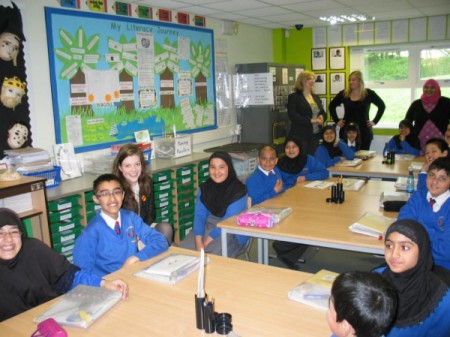 Georgie Henley Team: Fotos de Georgie visitando Copthorne Primary School