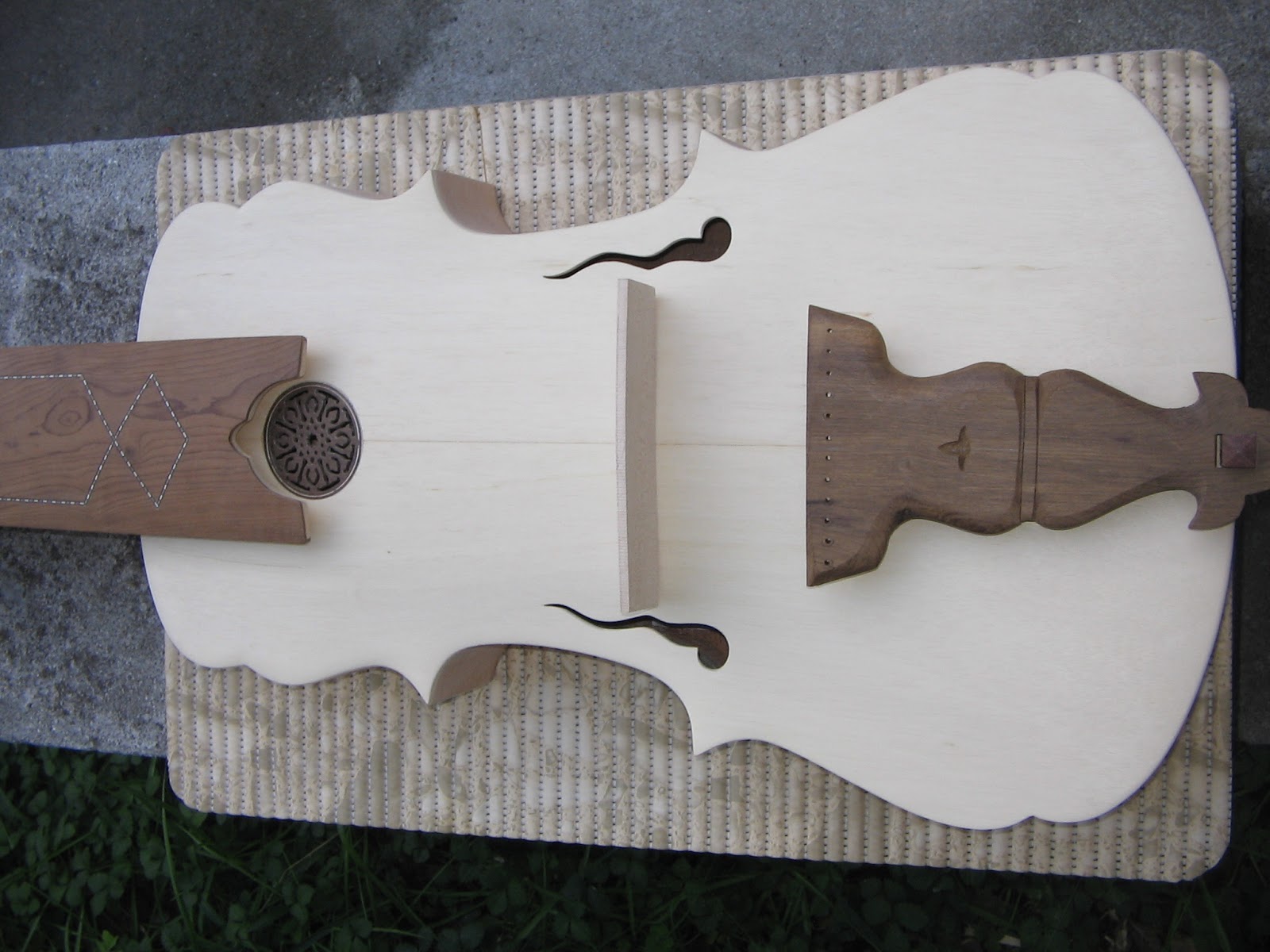 Renato Nicolai Luthier: Lira da gamba ou Lirone por Renato Nicolai (2011)