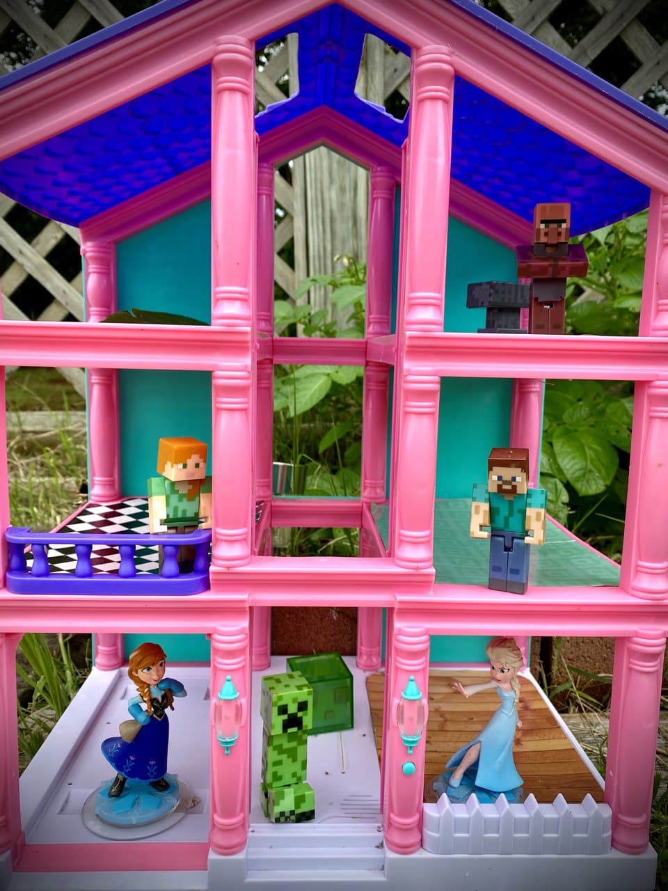 Minecraft Figures Meet Frozen's Elsa and Anna