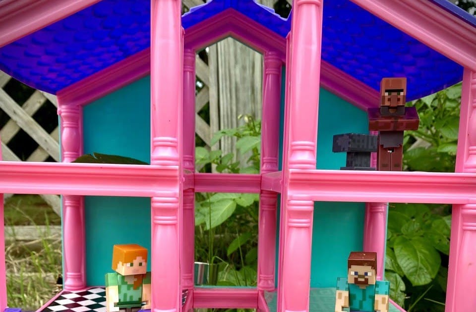 Minecraft Figures Meet Frozen's Elsa and Anna