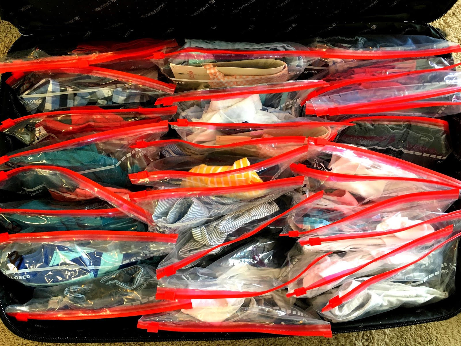 jmac + kmac: TRAVELING WITH KIDS: The zip-loc baggie method!