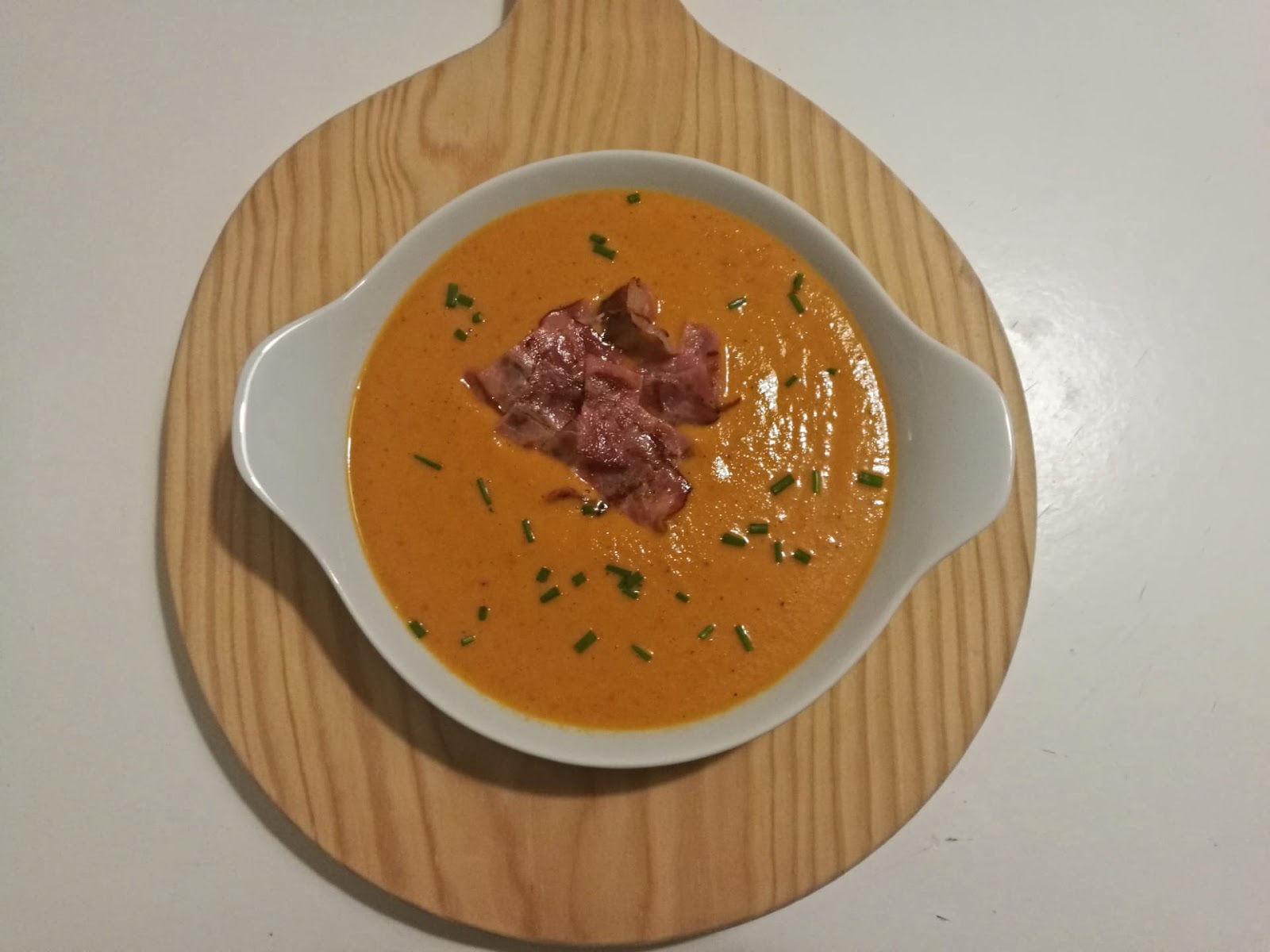 Sem Espinhas: Creme de Tomate Assado, com Mel, Bacon e Cebolinho