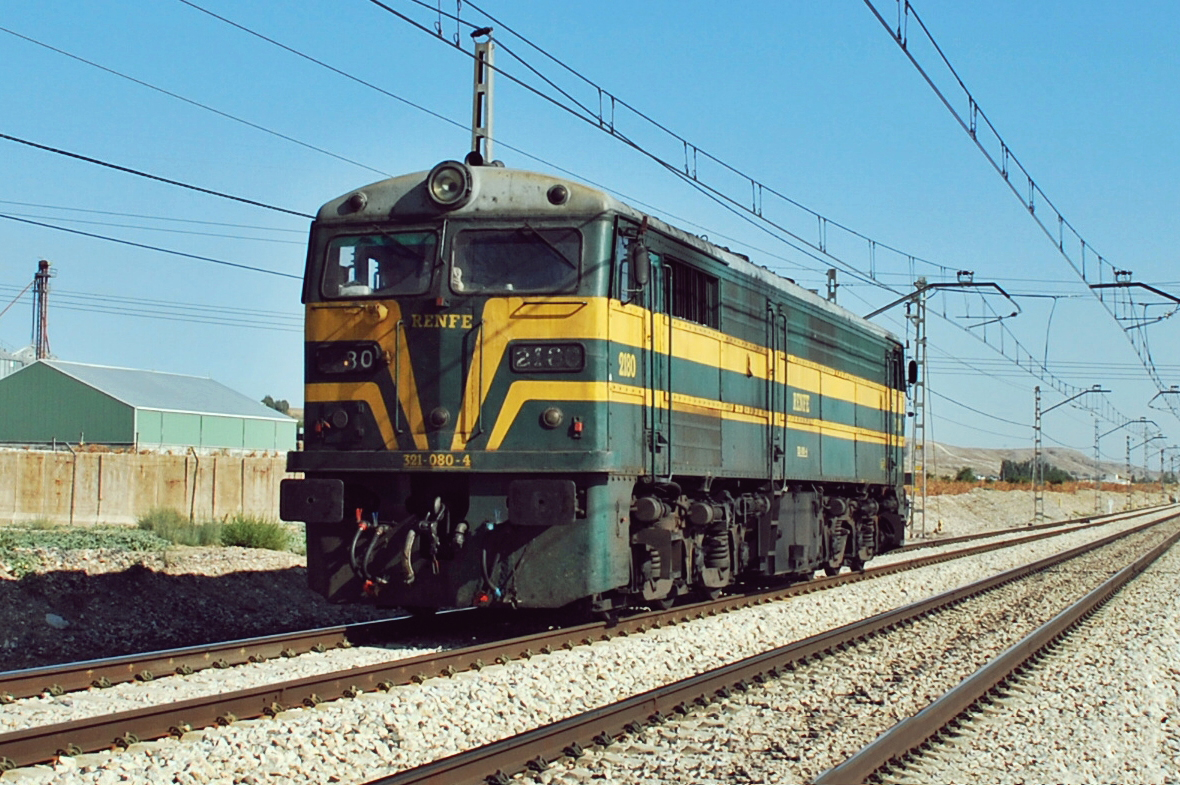 Rails sense fronteres: Locomotores dièsel-elèctriques, sèrie 321, de Renfe.