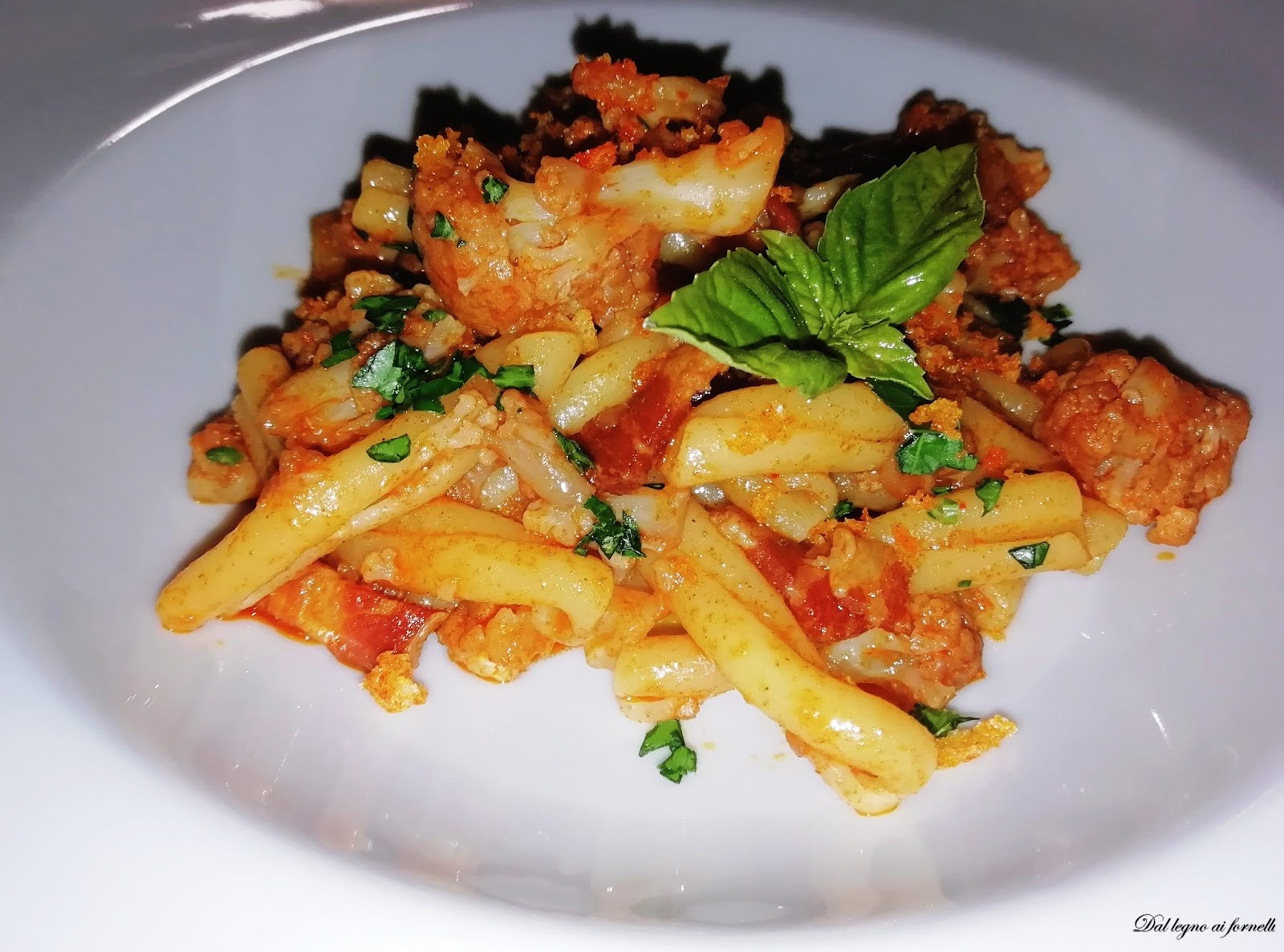 Caserecce con broccoli bianchi alla paprica dolce e pancetta.