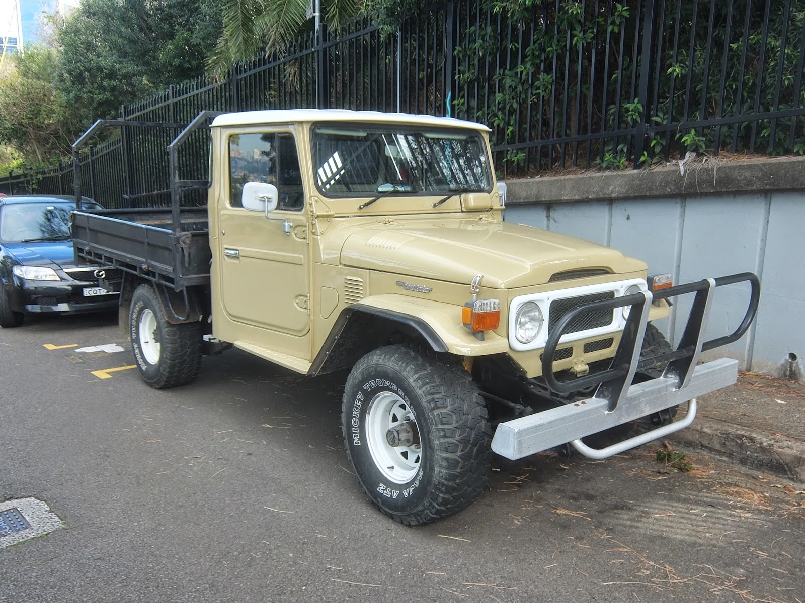 Aussie Old Parked Cars: 1982 Toyota Land Cruiser LWB Diesel Ute (HJ47)
