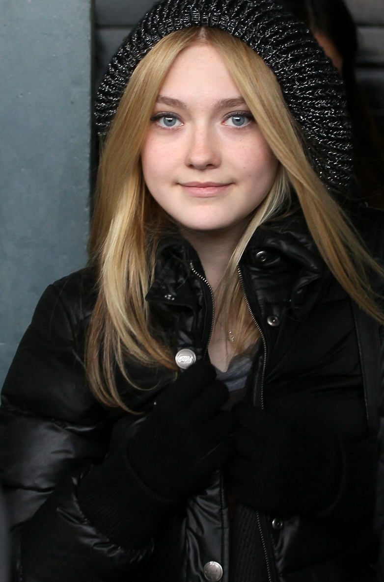 Actress wallpapers for mobile: Cool dakota fanning smile