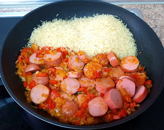 Una vez hecho añadimos las salchichas, dejamos que se doren un poquito ...