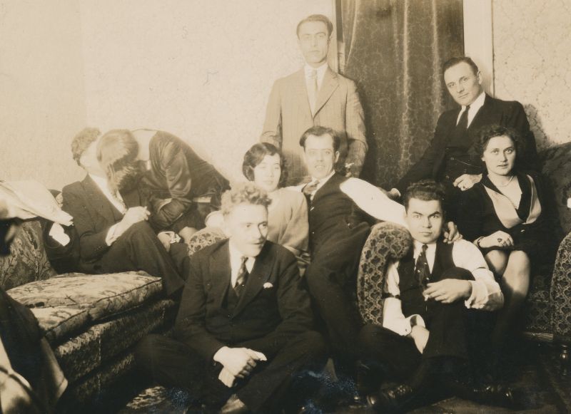 45 Found Snaps Capture People Celebrating at Their Parties From Between ...