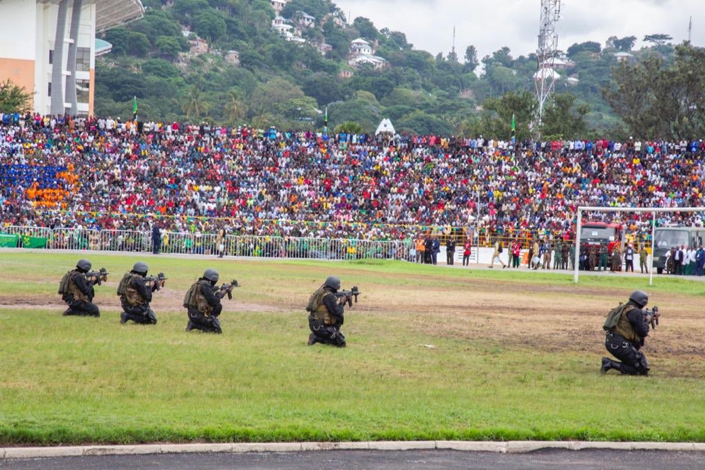 Picha: MAONYESHO YA NDEGE ZA KIVITA YALIVYOIBUA SHANGWE SHEREHE ZA ...