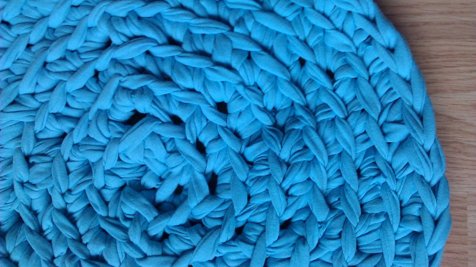 Rita Hutcheson-Cobbs: Crochet T-shirt Rug and pattern...