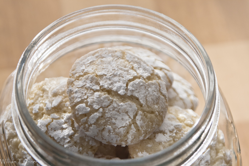 A Dose of Frosting..: Crinkle and Amaretti Cookies