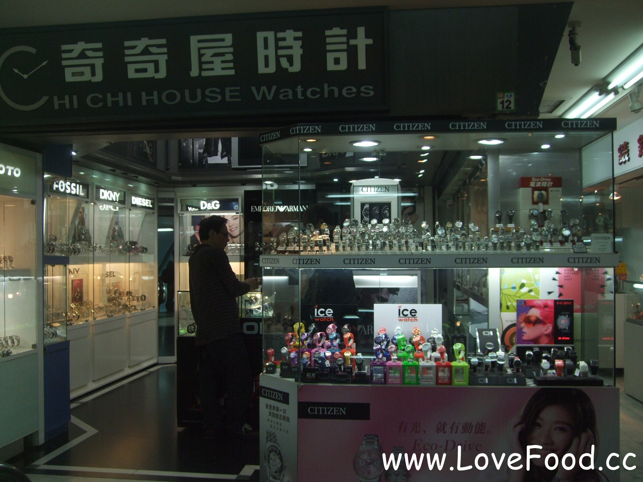 【台北萬華】萬年商業大樓 @ 西門町 - 扭蛋機 電玩模型 衣服皮件 樓上有湯姆熊 B1還有美食街 - Wan Nian Building