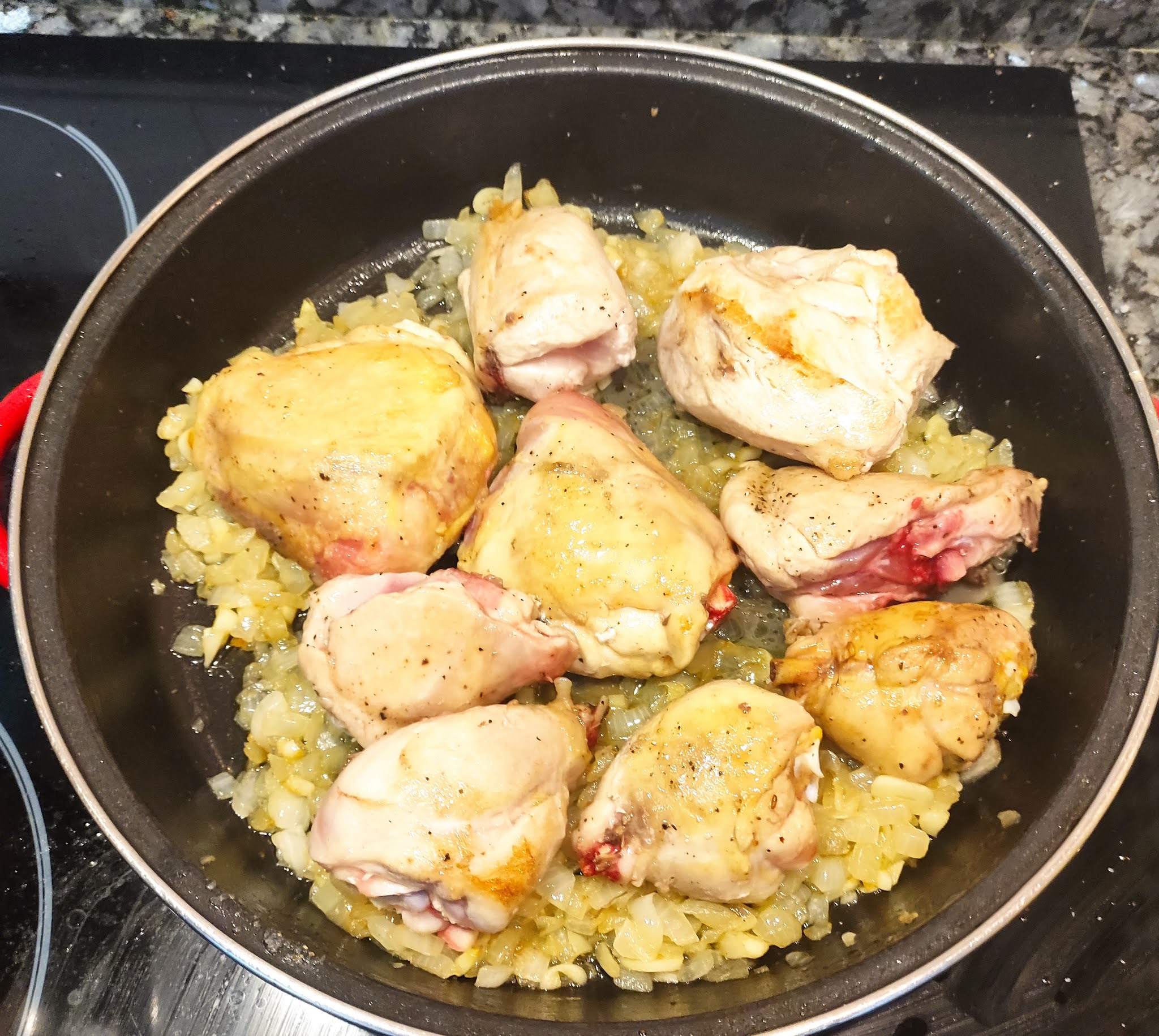 Pollo guisado con setas variadas