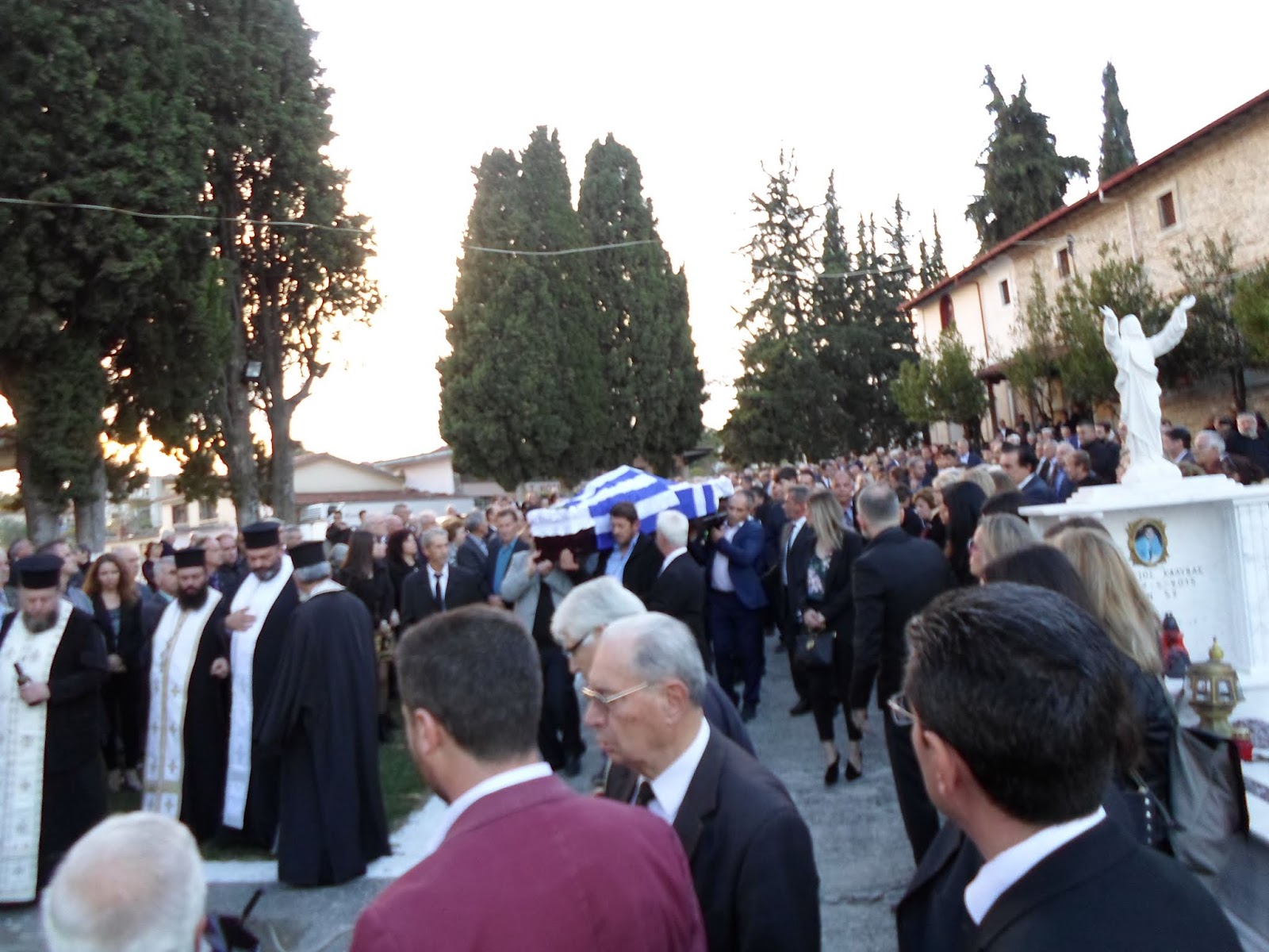 ΛΕΥΤΕΡΙΑ: ΚΟΛΙΝΔΡΟΣ: ΠΛΗΘΟΣ ΚΟΣΜΟΥ ΣΤΗΝ ΚΗΔΕΙΑ ΤΟΥ ΒΑΓΓΕΛΗ ΠΟΛΥΖΟΥ ...