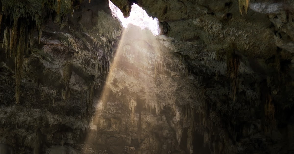 Como o mito da caverna explica a sociedade de hoje?