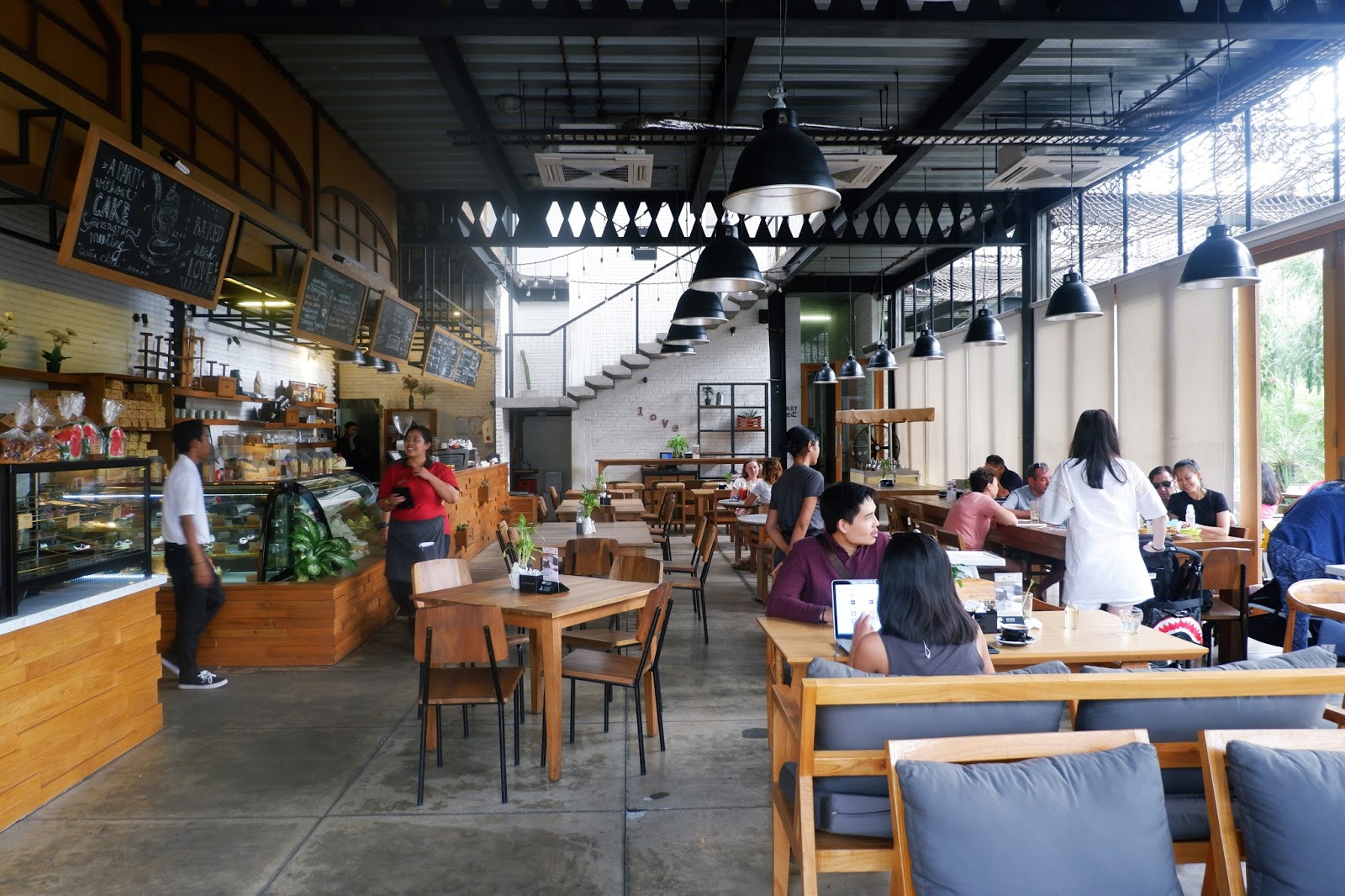 LIVINGSTONE CAFE & BAKERY, PETITENGET, BALI - Icha Khairisa