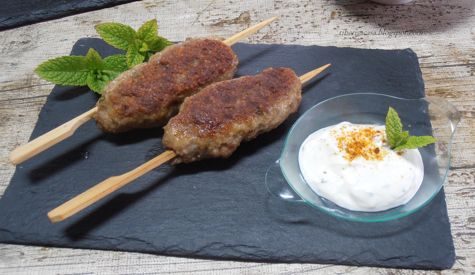 TIBERIS : ~Brochetas de carne { kebab } con salsa de yogur~