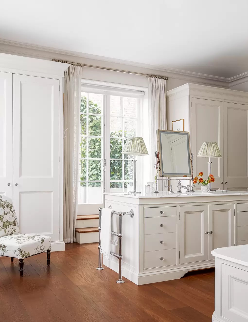 Appartamento Londinese nei Toni Neutri e Rosa, Disegnato da Virginia ...