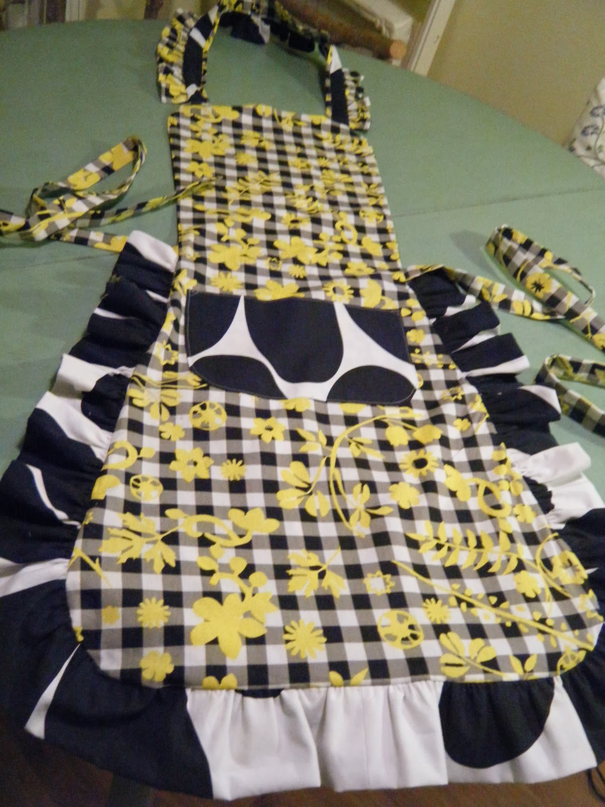 Home Sewn, Home Made, Home Grown: Frilly pinny...go retro!