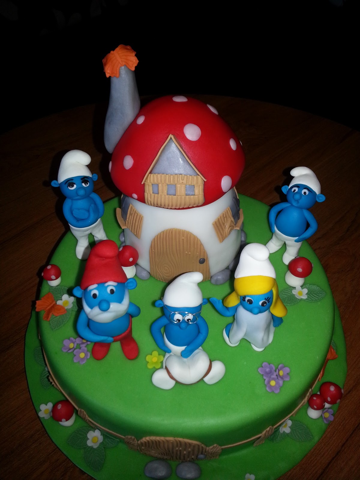 A blue world of origami and cakes: Tort cu strumfi- Torturi Sibiu