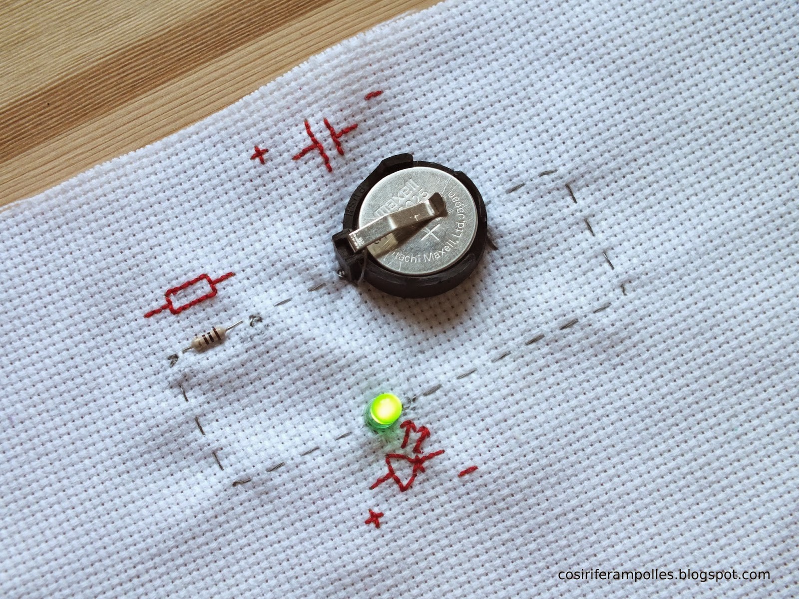 Cosir i fer ampolles: LED: Identificar la polaridad