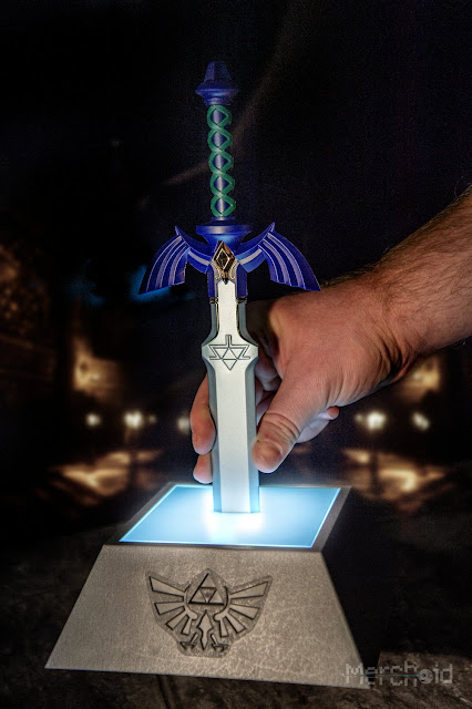 Essa luminária do pedestal da Master Sword vai iluminar a escuridão do ...