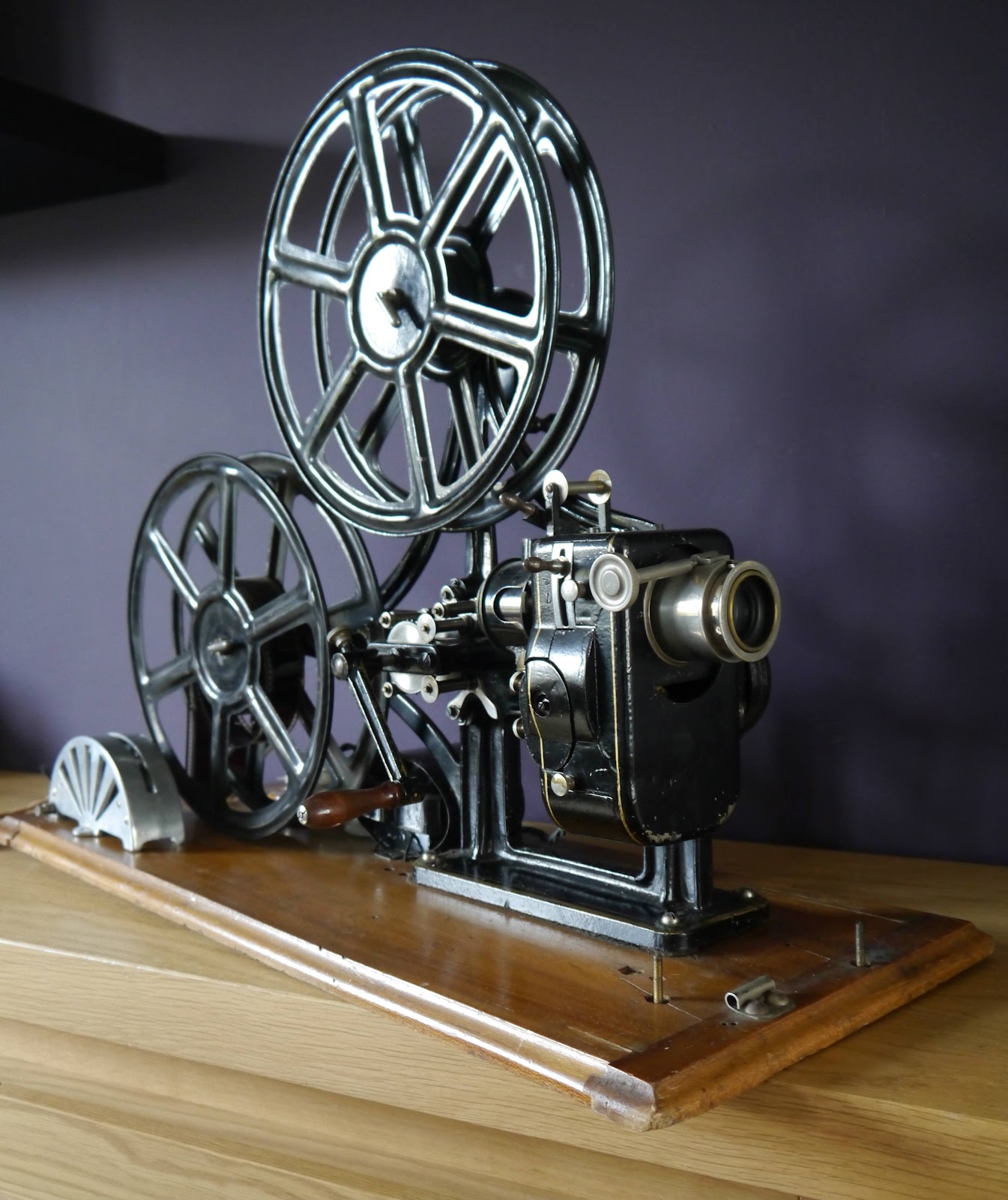 Mollier - Le Fulgur 35mm filmprojector circa 1920 ~ Cinegraphica