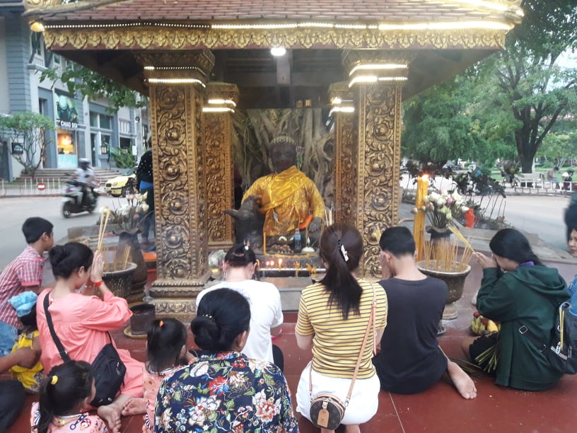 Preah Ang Chek Preah Ang Chorm & Ya Tep is the crowded Buddhist Shrines ...