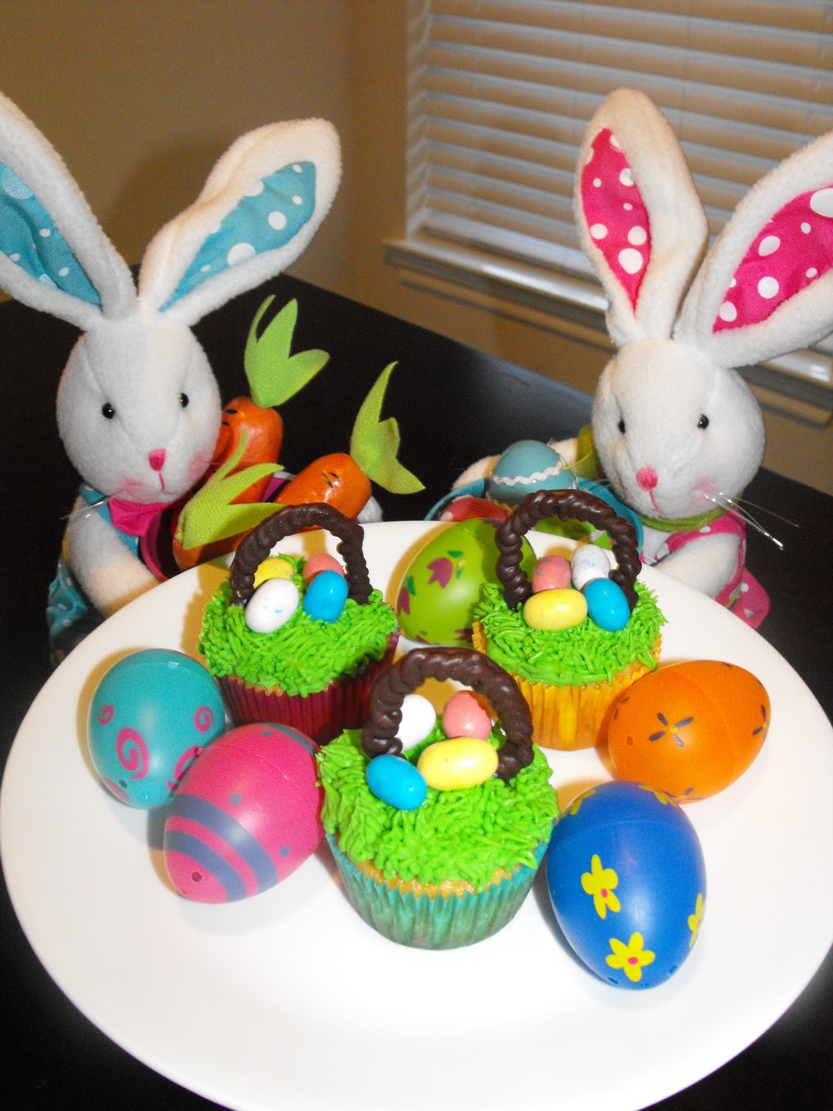 AJ's Cupcakes: April 2011