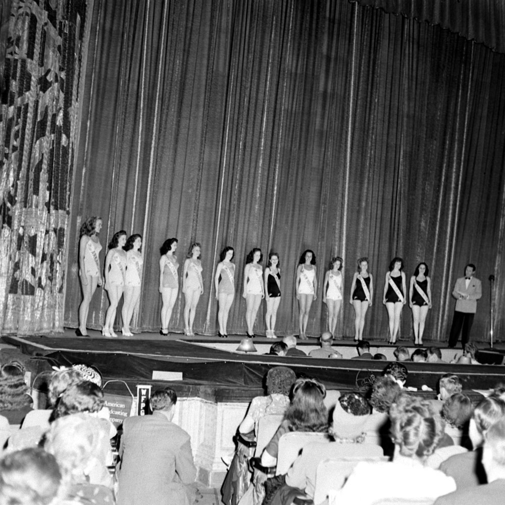 19 Candid Photographs Documented Scenes During the Miss America Pageant ...