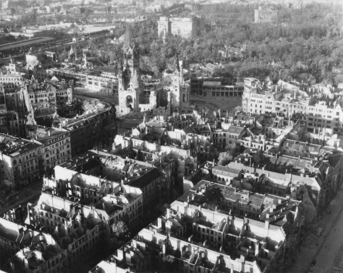 Fr33dom: Berlin After WW2 (20 pics)