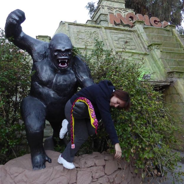Visitante posa em frente à fachada da Monga chilena, construída por ...