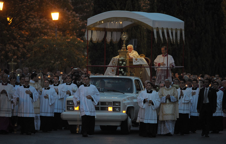 Liturgia Papal: El palio en las procesiones eucarísticas