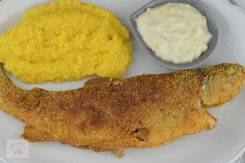 Pastrav prajit, cu mamaliga si usturoi - CAIETUL CU RETETE