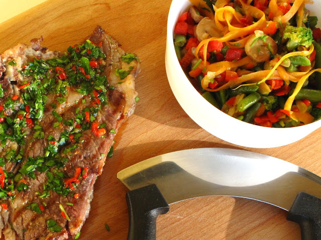 O Meu Tempero: Costeleta De Novilho Picante Com Salada Quente de Legumes