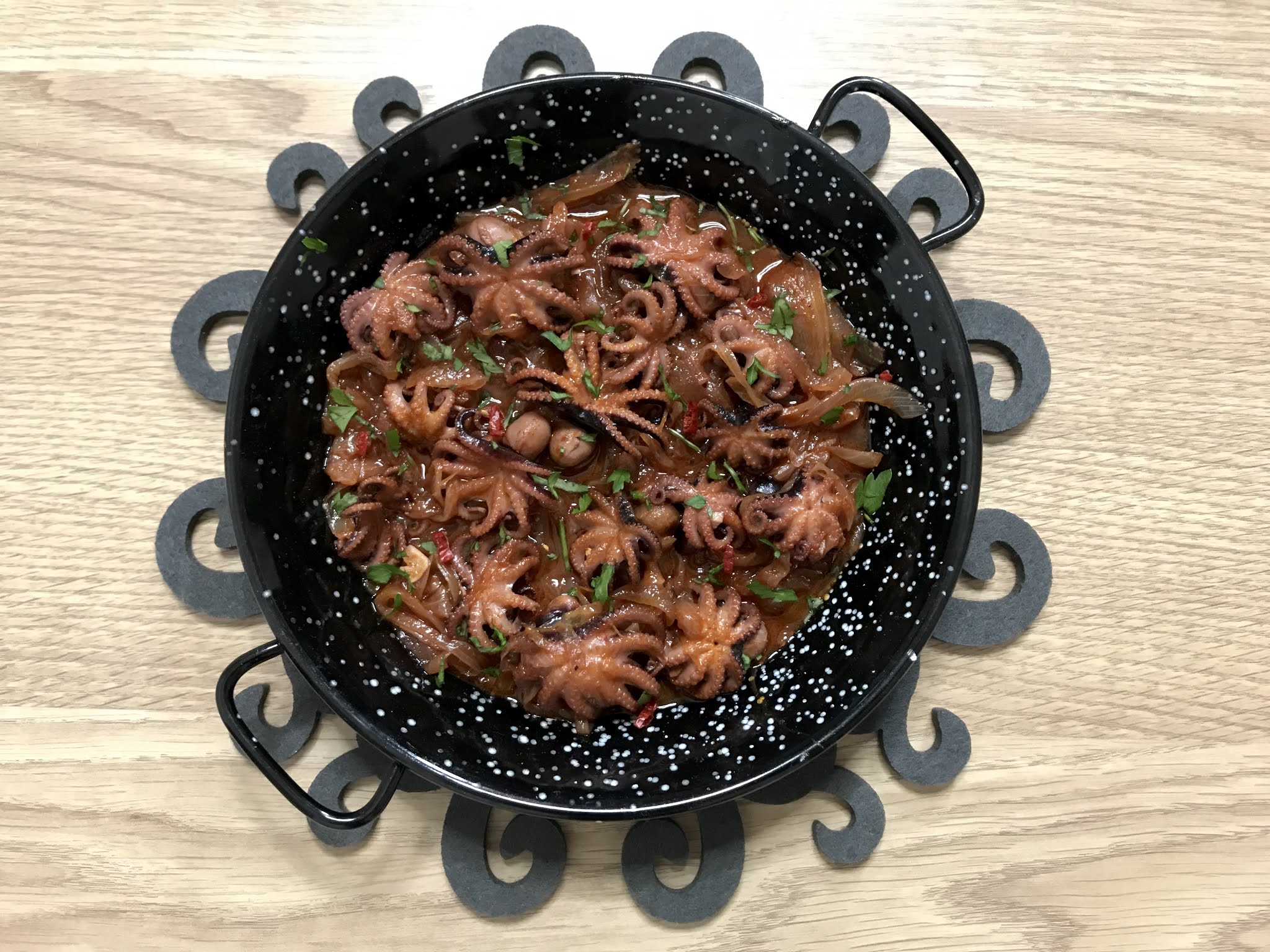 Pulpitos encebollados en salsa