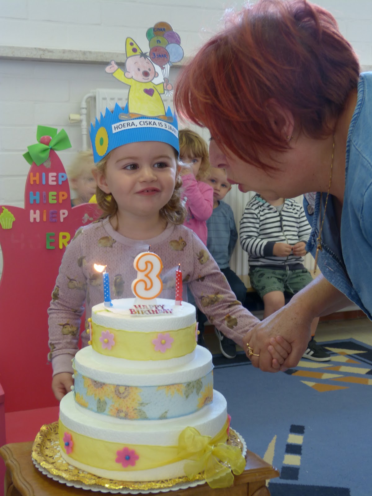 Juf Marleen, Juf Lieselot en Juf Christel: Er is er eentje jarig, hoera ...