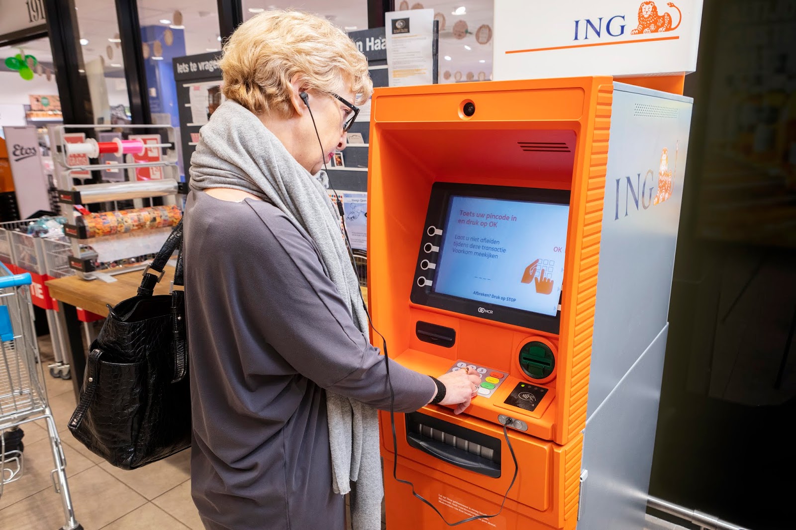 ING introduceert geldautomaat met spraakfunctie - Bank Nieuws