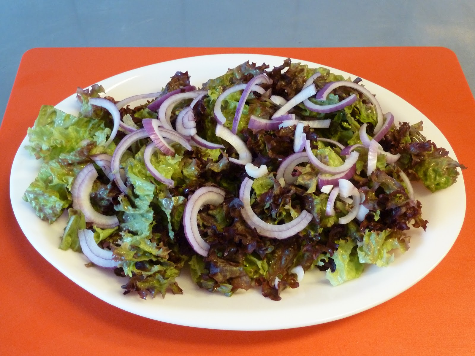 Bunatati din bucataria mea: Salata creata rosie cu ardei si branza