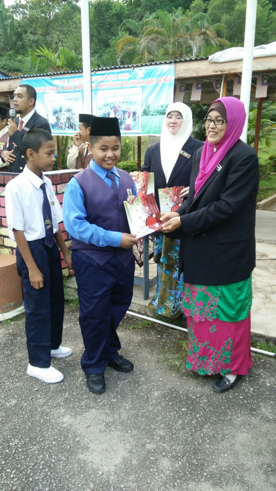 SK Darat Batu Rakit: PEMBERIAN HADIAH UNTUK MURID DATANG AWAL KE SEKOLAH