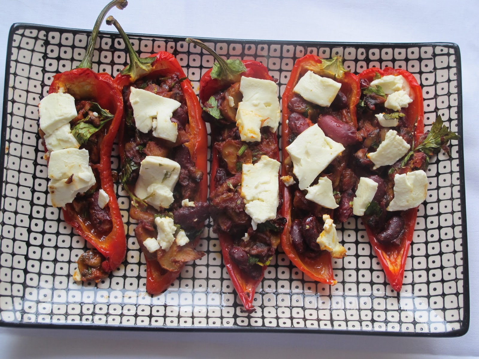 en smak av möten: svamp & bönfylld spetspaprika