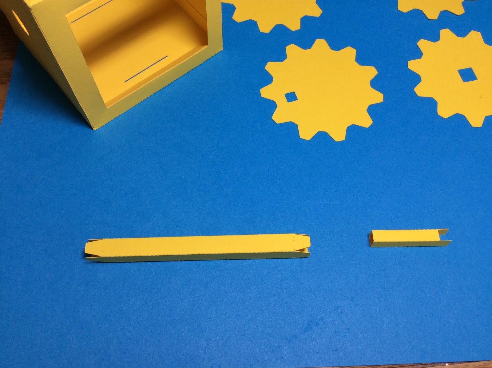 Papercrafts and other fun things: Square Gear Box