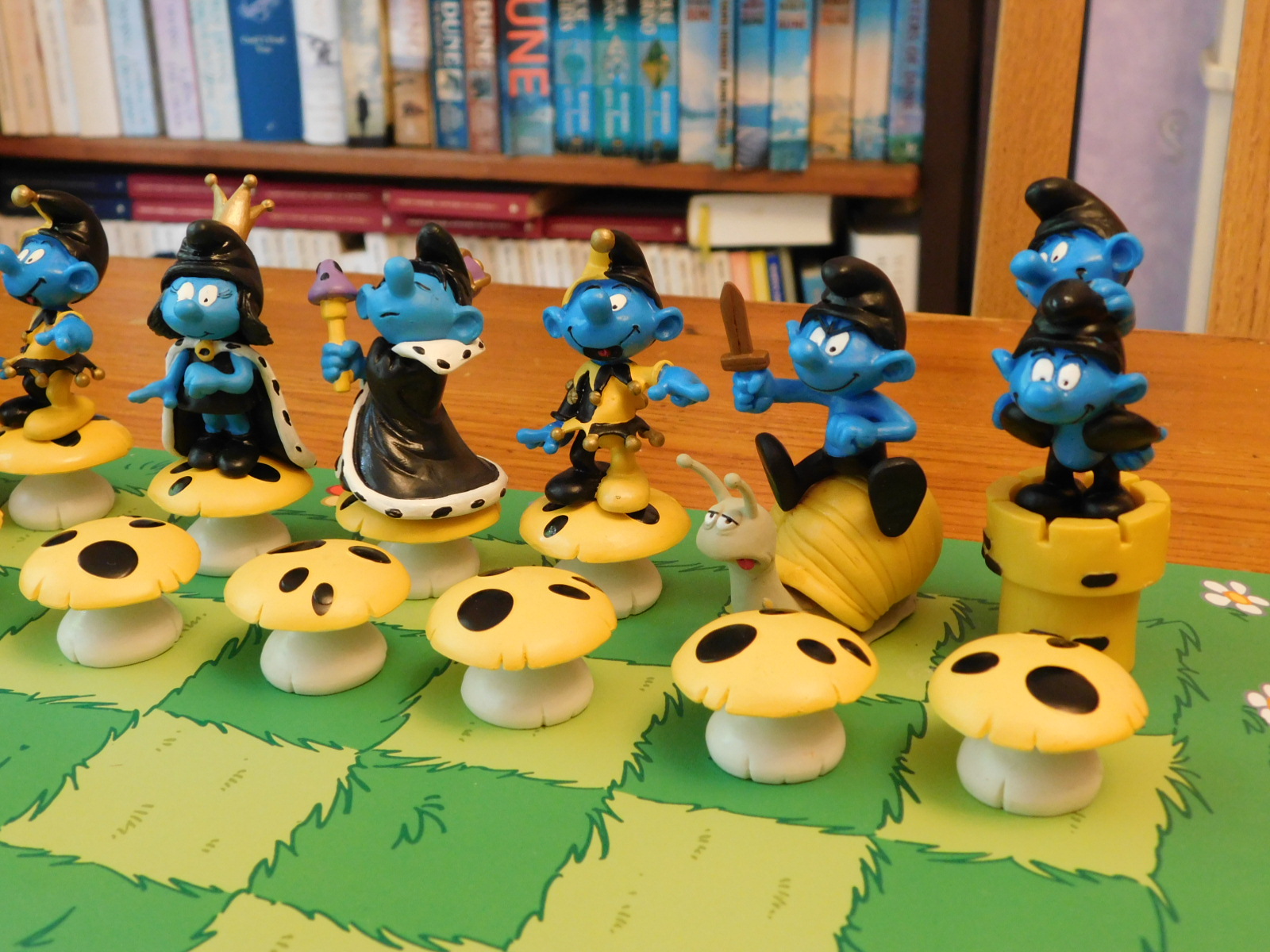 Chess Creations & Collection: Smurfs set