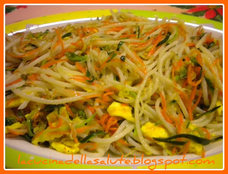 La cucina della salute: Spaghetti di riso saltati con verdure
