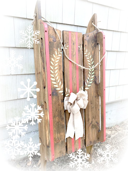 How to Decorate a Sled for Christmas