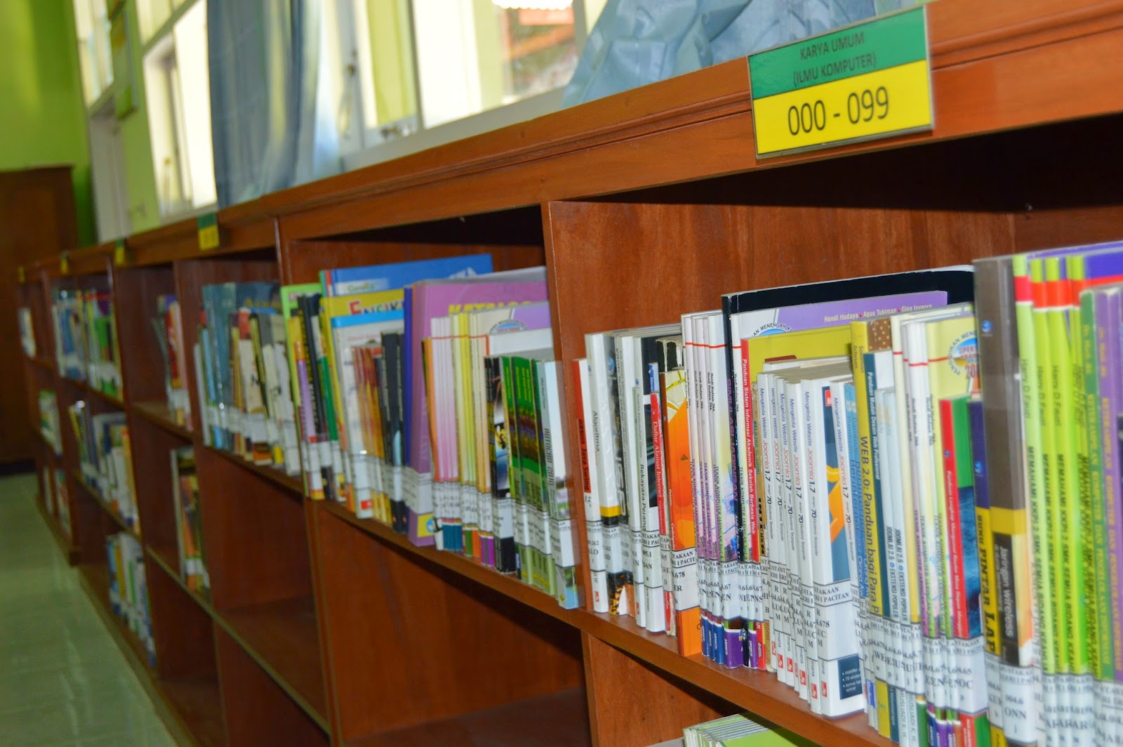 Buku Perpustakaan SMP 2017 ~ DAK SMP 2017 ~ Mencari buku di perpustakaan